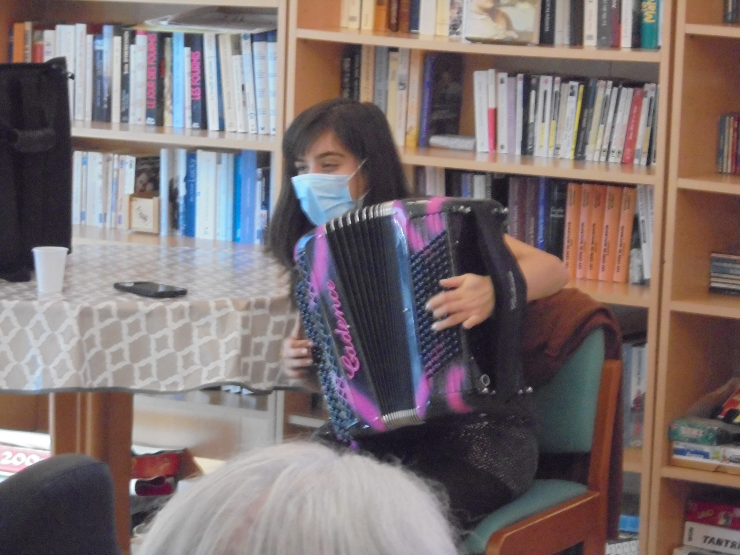 Début du tour en musique d'Angélique, l'accordéoniste surdouée